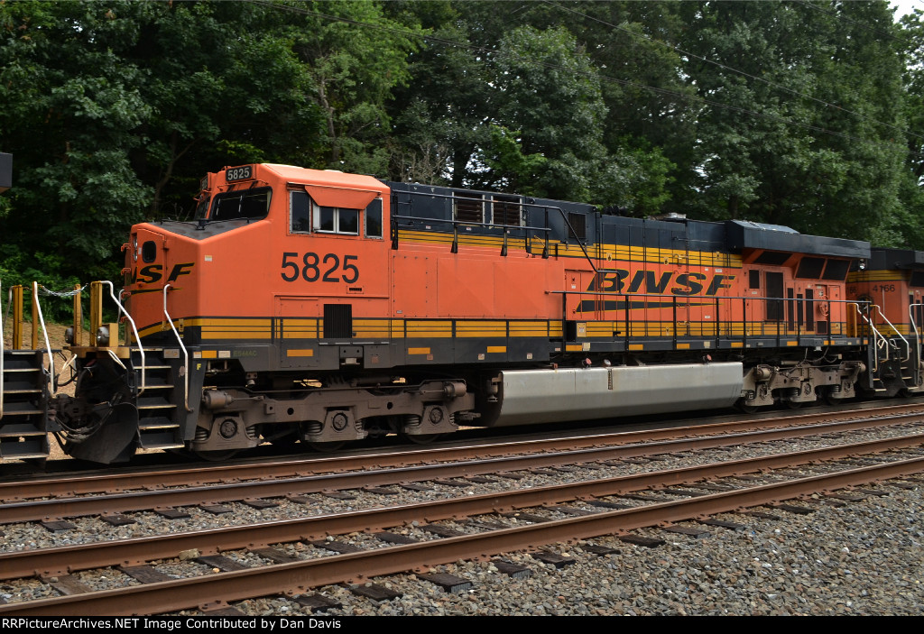 BNSF ES44AC 5825 on K041-02